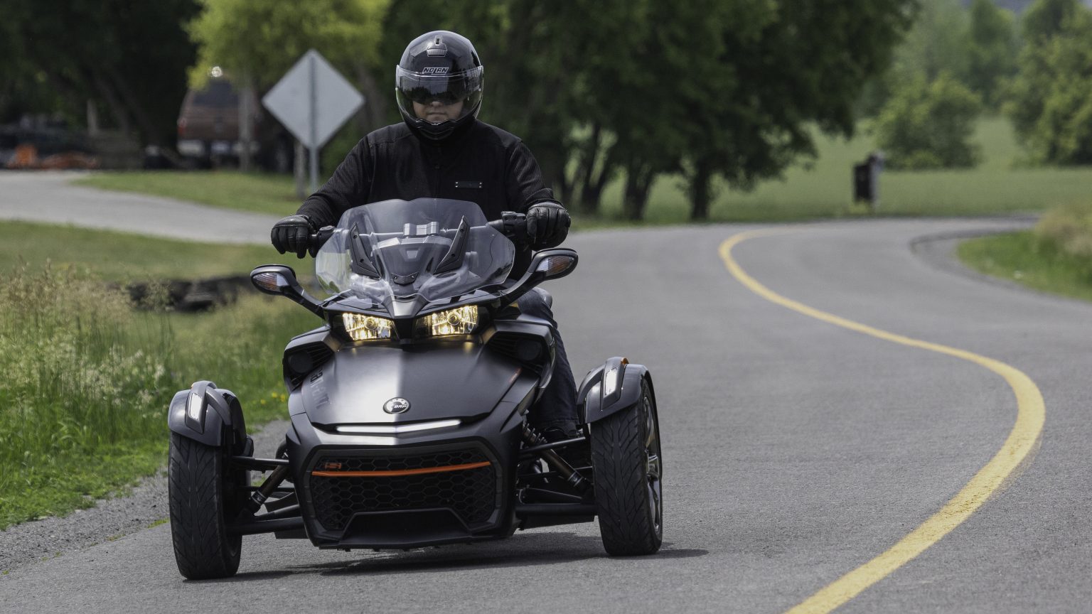 Travailler en Spyder : une option à ne pas négliger ! - MagazineMoto.com